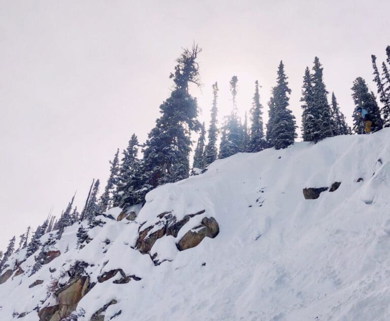 Falaises paradisiaques – Skis en cravate noire